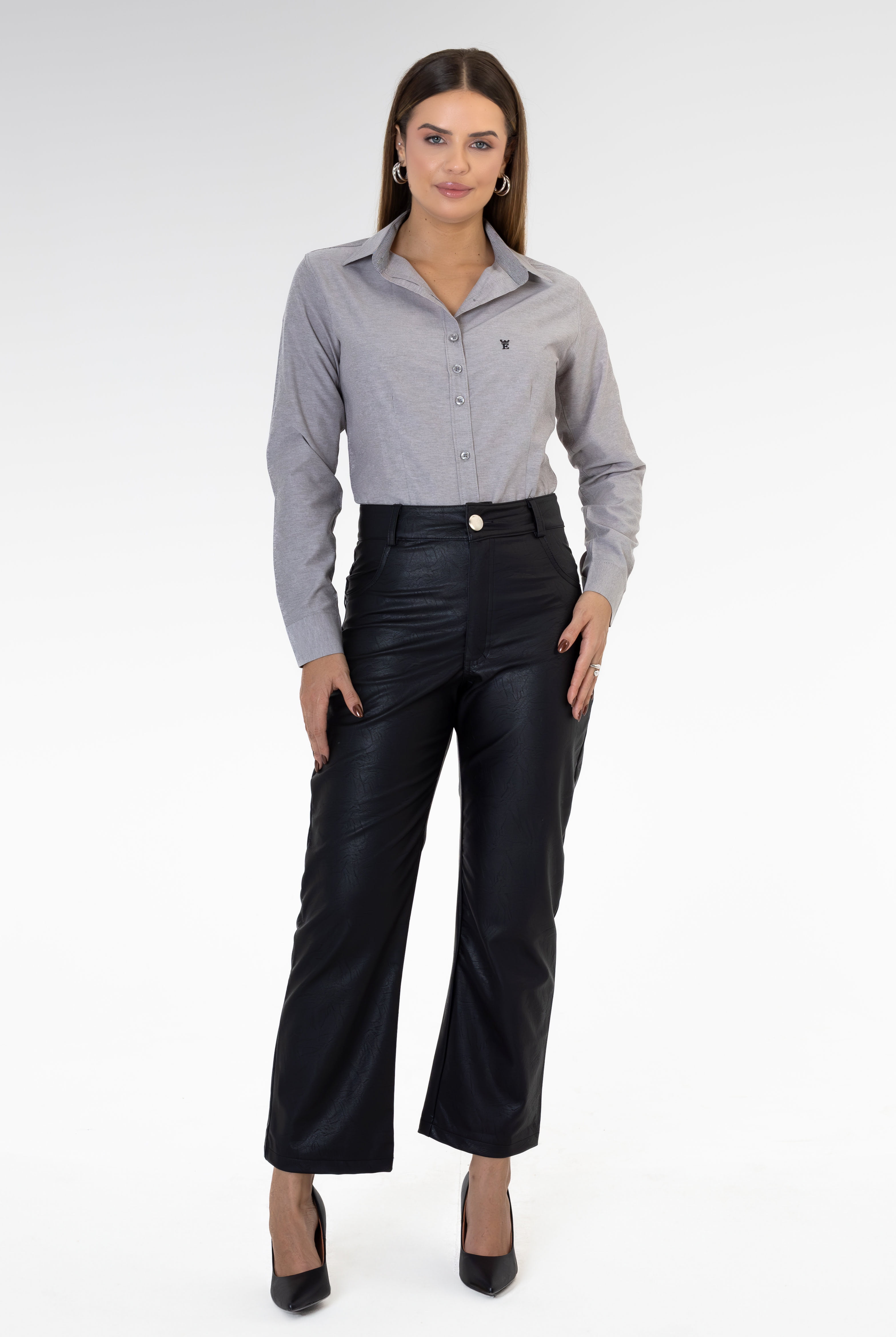 Camisa Cinza Para Mulheres Conceito De Moda Mulher De Moda Usa Calça
